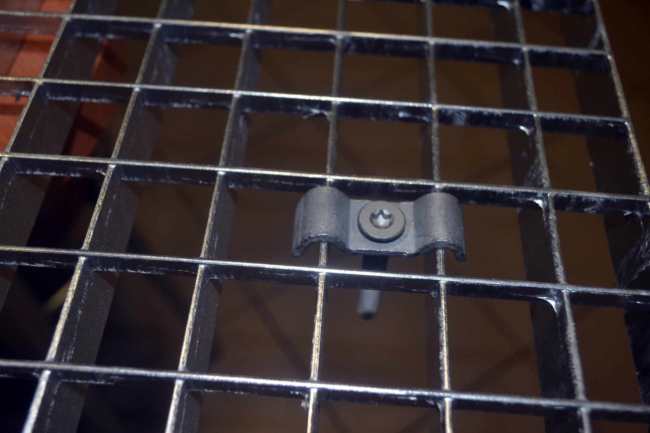 Ritiläkiinnikkeet | Ritilät ja askelmat | Tuotteet | STW Steel Oy